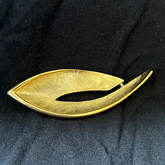 Trifari | Jewelry | Vintage Signed Trifari Brooch Gold Tone Brushed ...